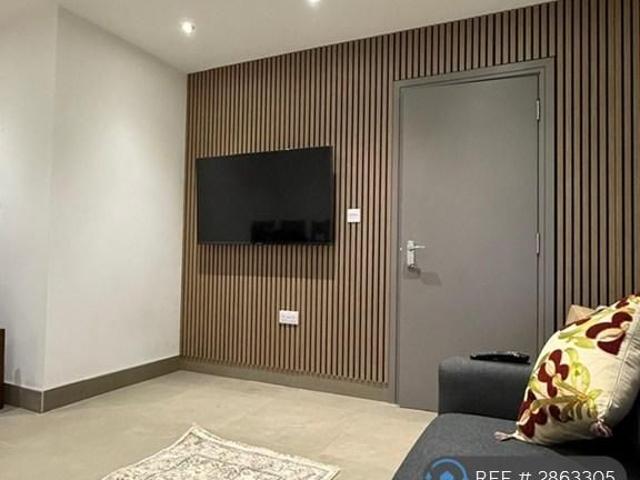 6 bedroom semi detached house to rent