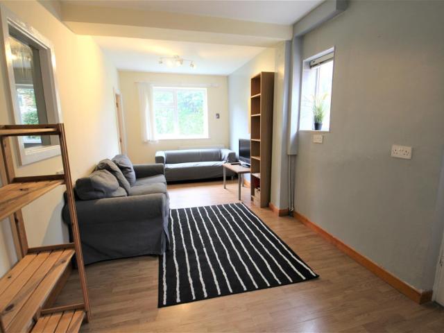 6 bedroom semi detached house to rent