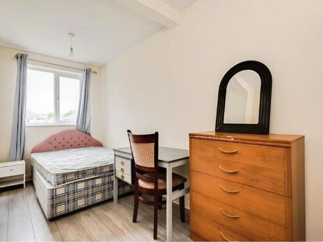 6 bedroom semi detached house to rent