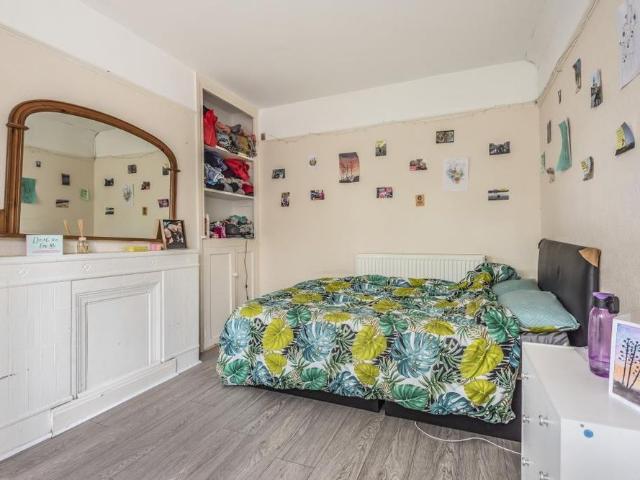 6 bedroom semi detached house to rent