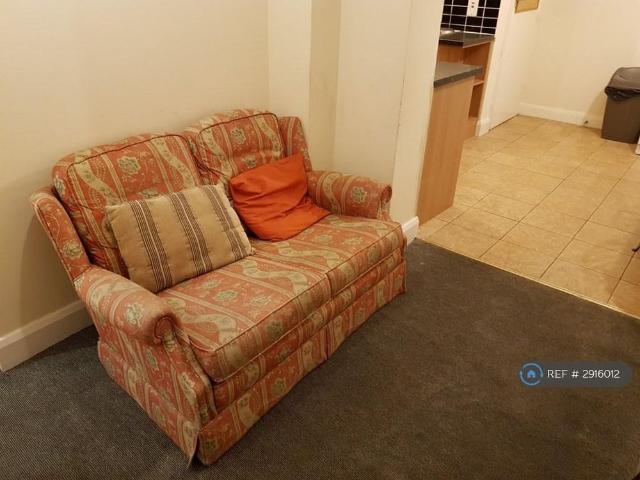 6 bedroom semi detached house to rent