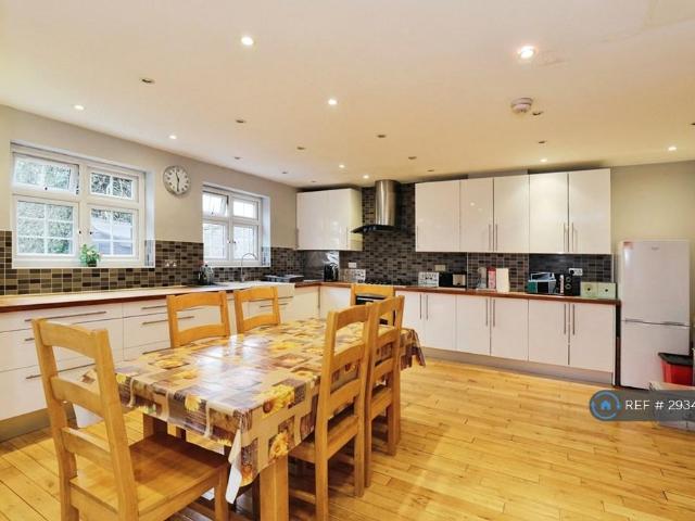 6 bedroom semi detached house to rent