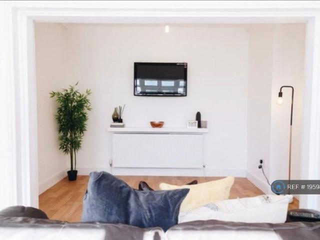 6 bedroom semi detached house to rent