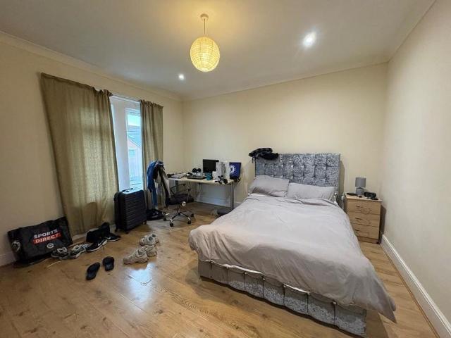 6 bedroom semi detached house to rent