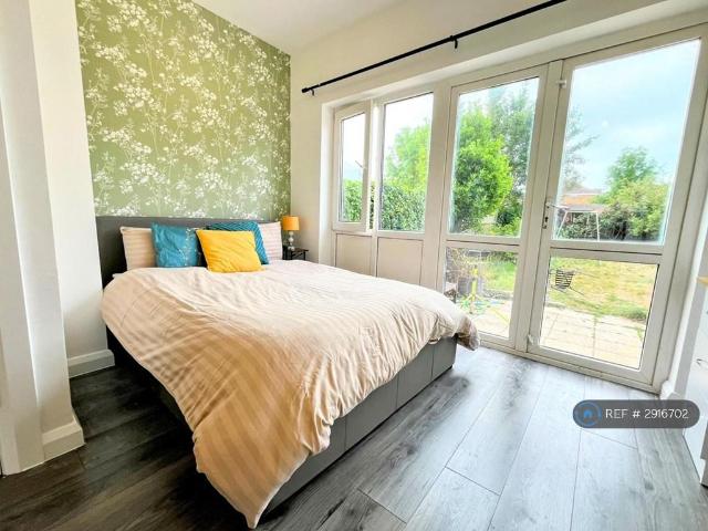 6 bedroom semi detached house to rent