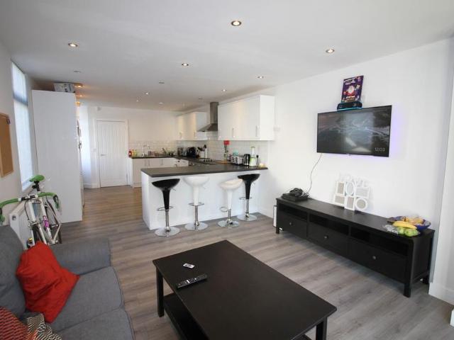6 bedroom semi detached house to rent