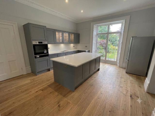 6 bedroom semi detached house to rent