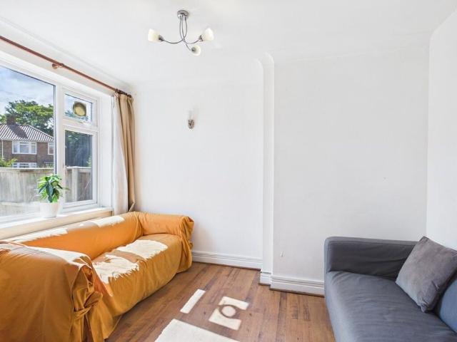 6 bedroom semi detached house to rent