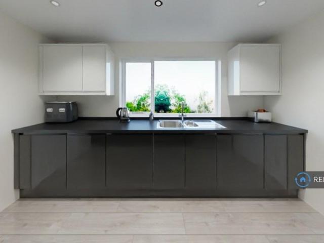 6 bedroom semi detached house to rent