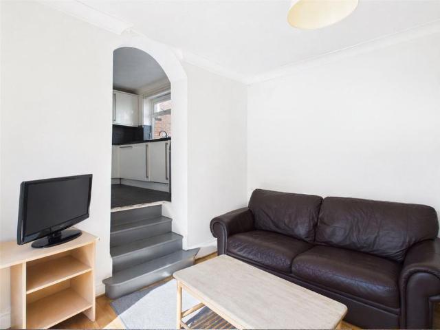 6 bedroom semi detached house to rent