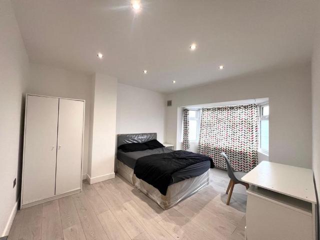 6 bedroom semi detached house to rent