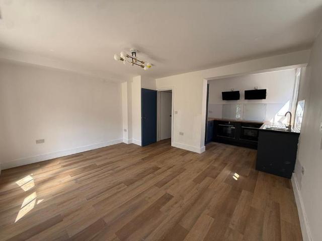 6 bedroom semi detached house to rent