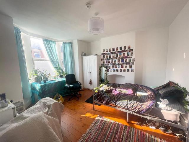 6 bedroom semi detached house to rent
