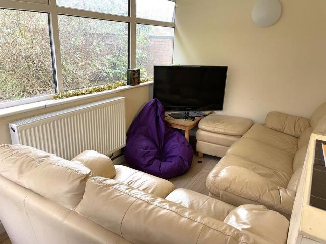 6 bedroom semi detached house to rent