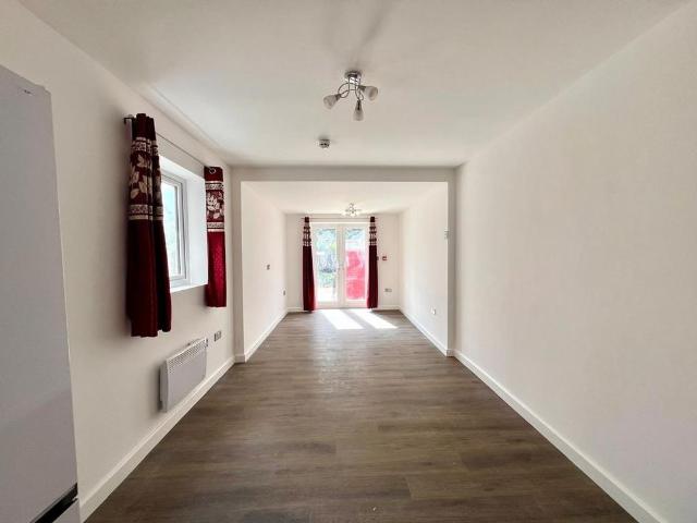 6 bedroom semi detached house to rent