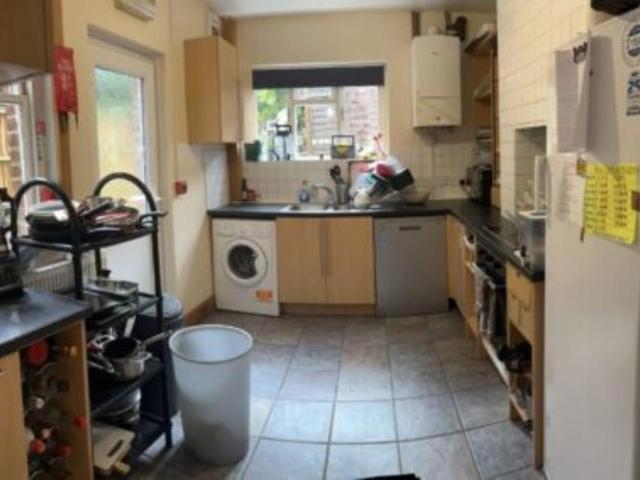 6 bedroom semi detached house to rent