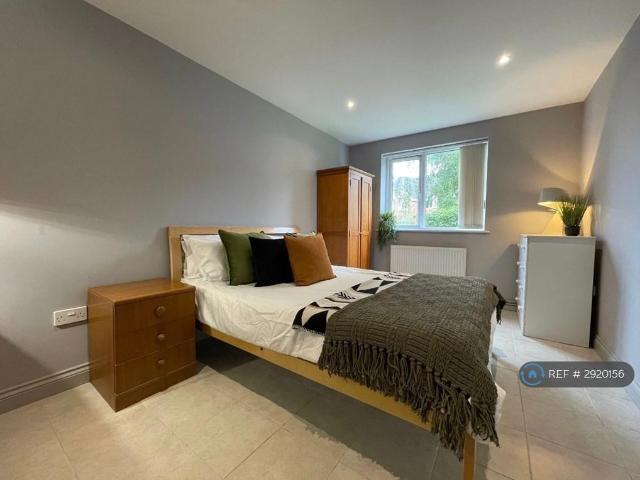 6 bedroom semi detached house to rent