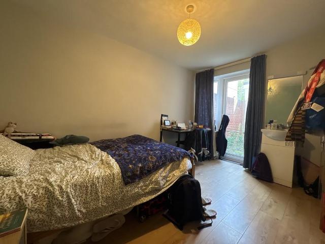 6 bedroom semi detached house to rent