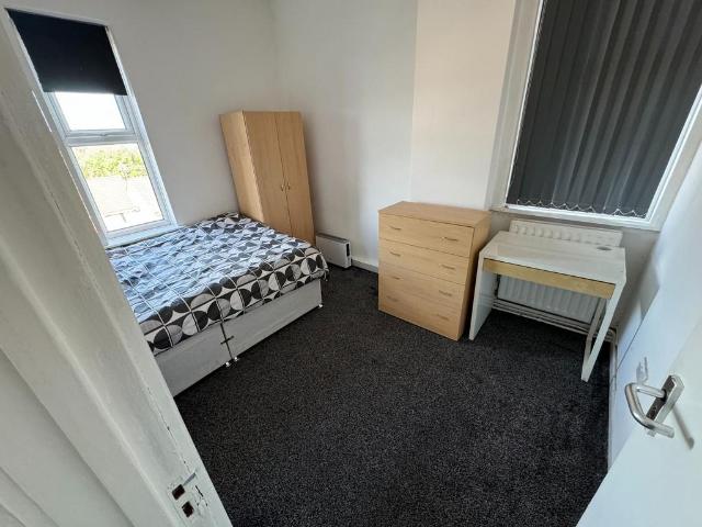 6 bedroom semi detached house to rent