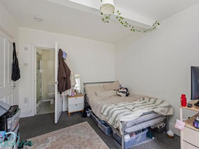 6 bedroom semi detached house to rent
