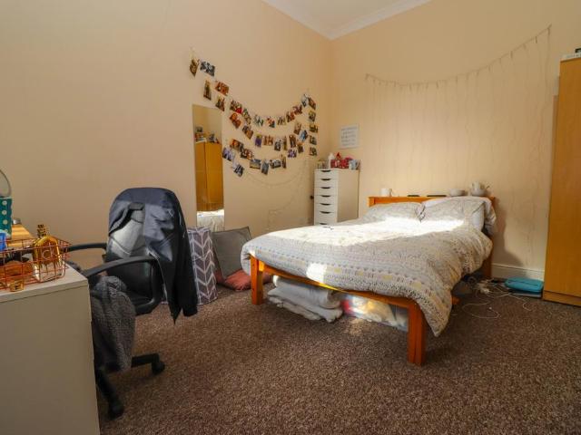 6 bedroom semi detached house to rent