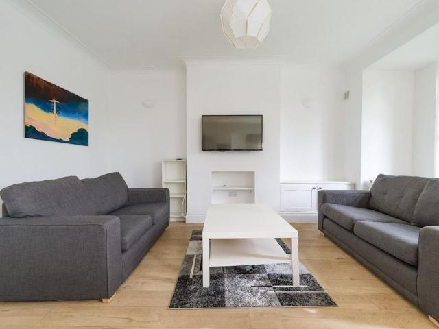 6 bedroom semi detached house to rent