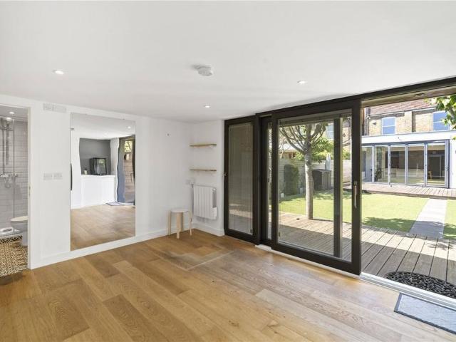 6 bedroom semi detached house to rent
