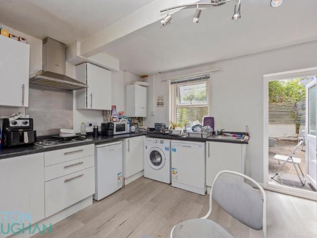 6 bedroom semi detached house to rent