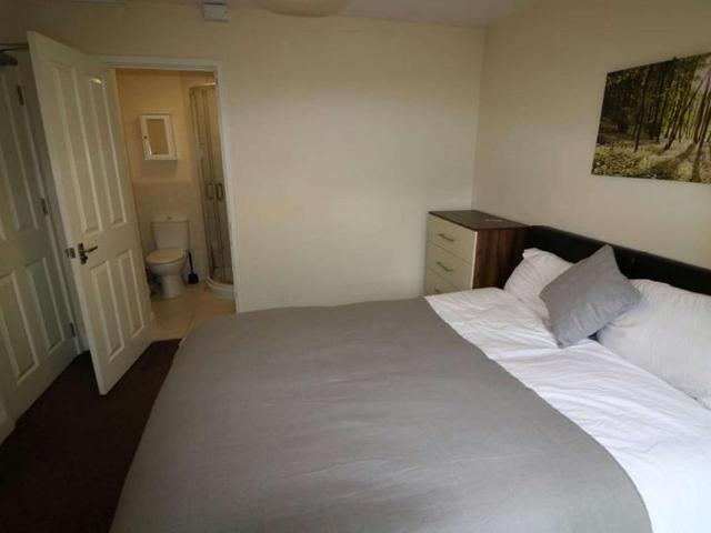 6 bedroom semi detached house to rent