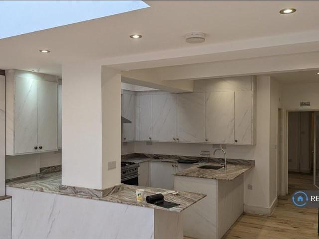 6 bedroom semi detached house to rent