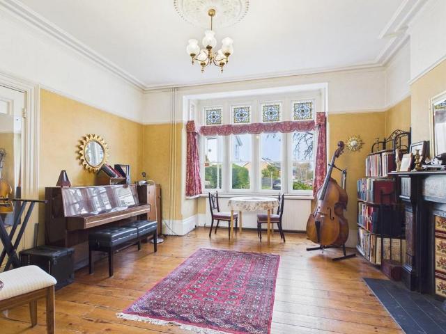 6 bedroom semi detached house to rent