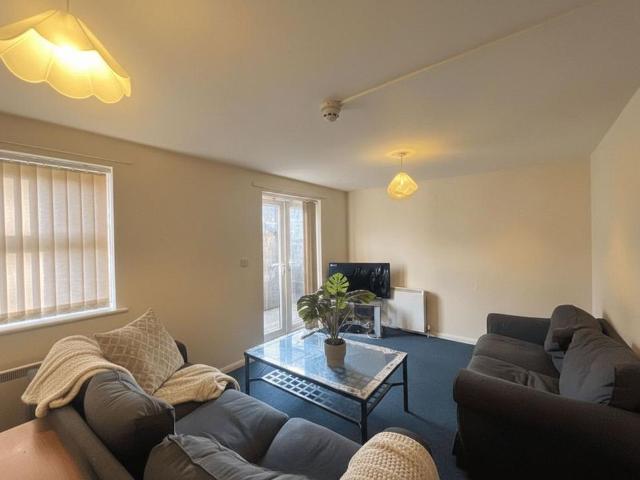 6 bedroom semi detached house to rent