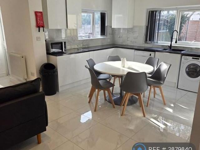 6 bedroom semi detached house to rent