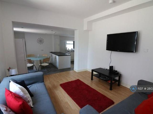 6 bedroom semi detached house to rent
