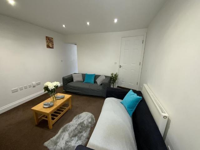 6 bedroom semi detached house to rent