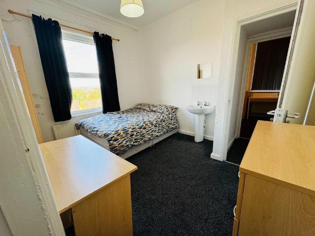 6 bedroom semi detached house to rent