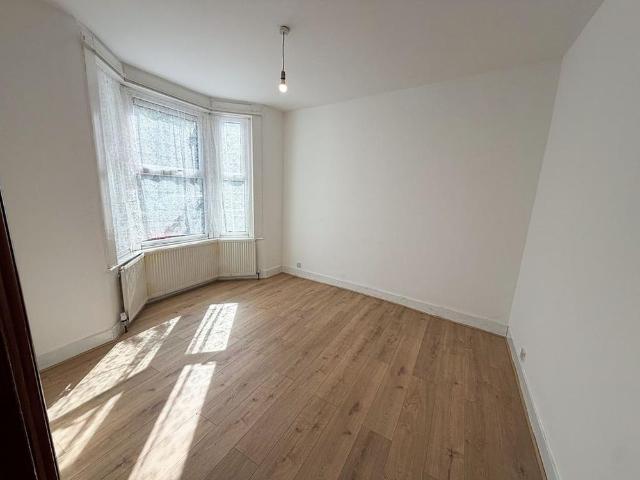 6 bedroom semi detached house to rent