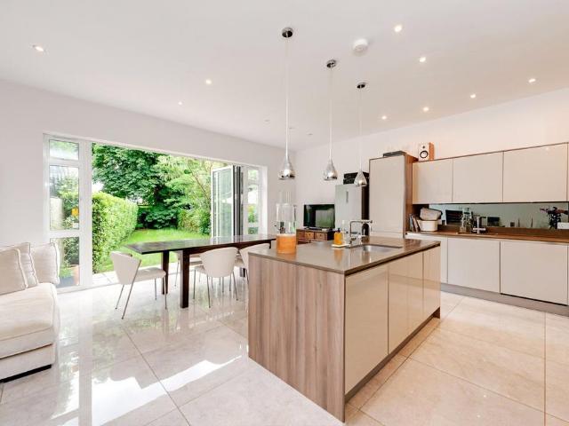 6 bedroom semi detached house for sale