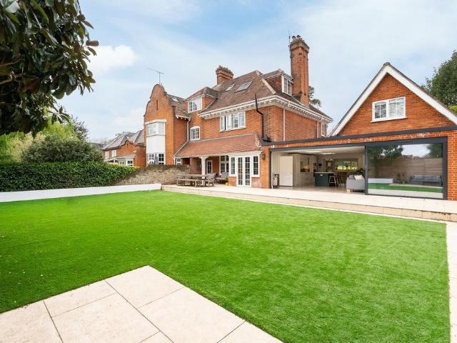 6 bedroom semi detached house for sale