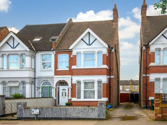 6 bedroom semi detached house for sale