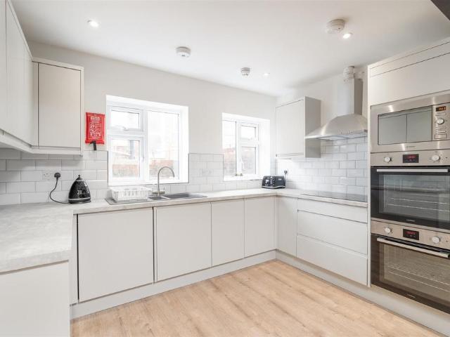 6 bedroom semi detached house for sale