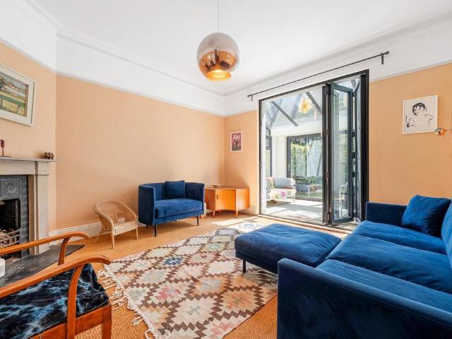 6 bedroom semi detached house for sale