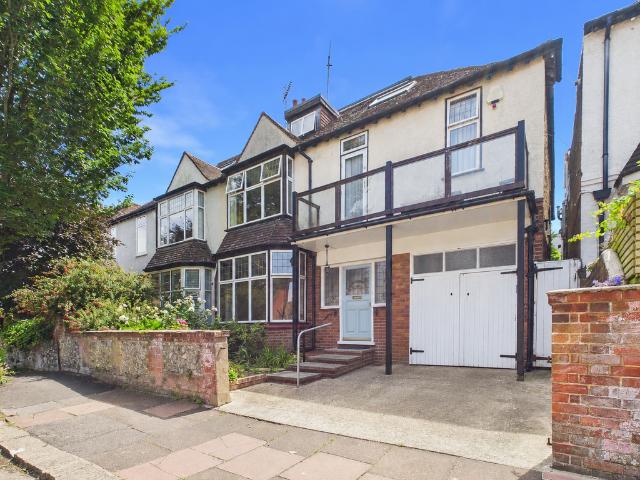 6 bedroom semi detached house for sale