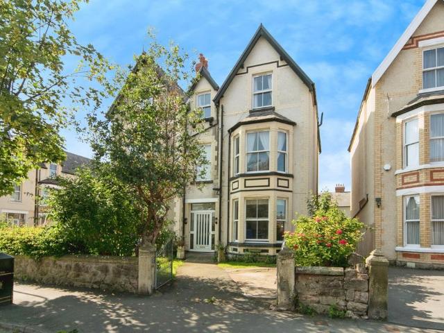 6 bedroom semi detached house for sale