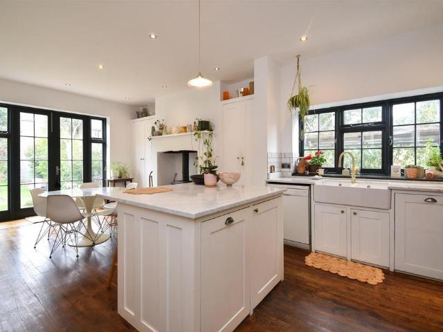 6 bedroom semi detached house for sale