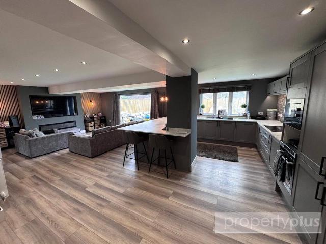 6 bedroom semi detached house for sale