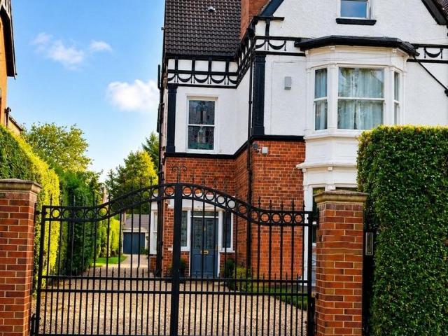 6 bedroom semi detached house for sale
