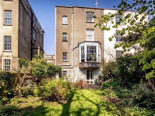 6 bedroom semi detached house for sale