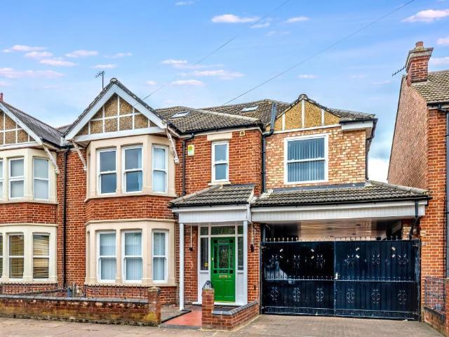 6 bedroom semi detached house for sale