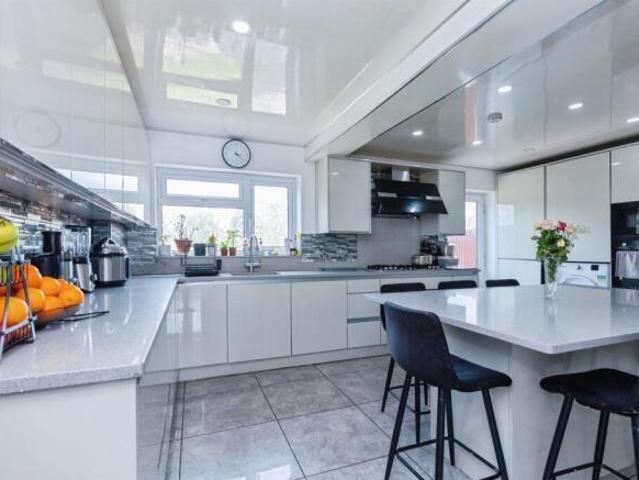 6 bedroom semi detached house for sale in Woodnewton Drive, LEICESTER, LE5